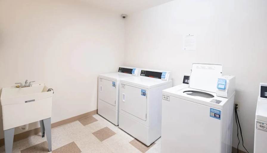 Unfurnished room in an apartment | Conifer Avenue Nor... – Roomies.com