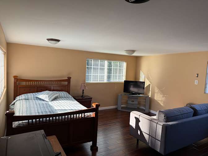 Furnished room with own bathroom in a house | Eastmon... – Roomies.com